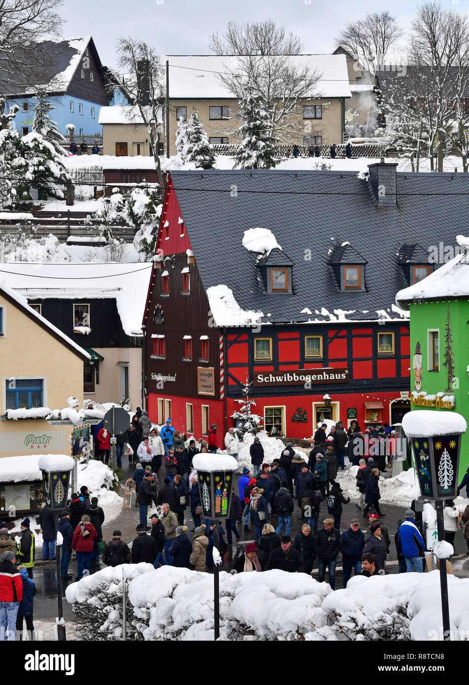 Seiffen, Germany. 15th Dec, 2018. Visitors of the toy village Seiffen ...