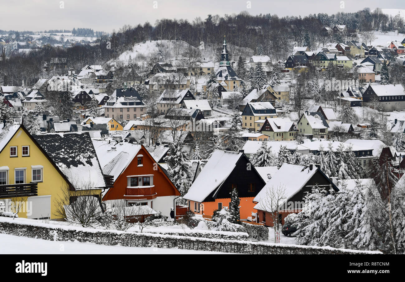 Seiffen, Germany. 15th Dec, 2018. Snow covers the toy village of ...