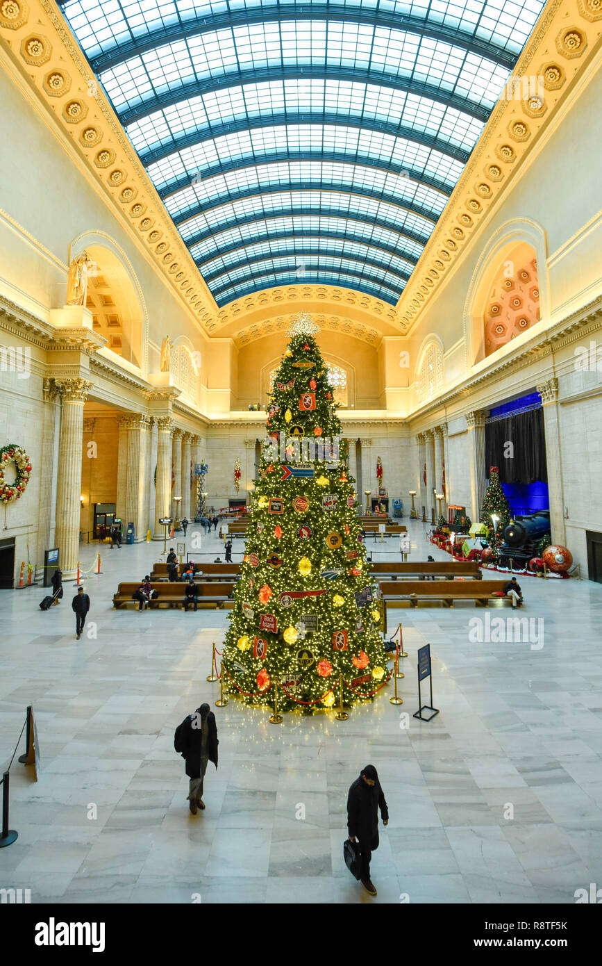 Chicago, USA. 17 December 2018. Passengers pass a huge Christmas tree ...