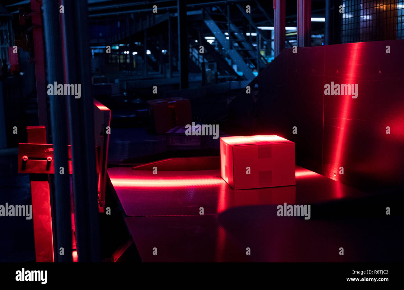 Hannover, Germany. 17th Dec, 2018. A parcel runs in a parcel centre of ...