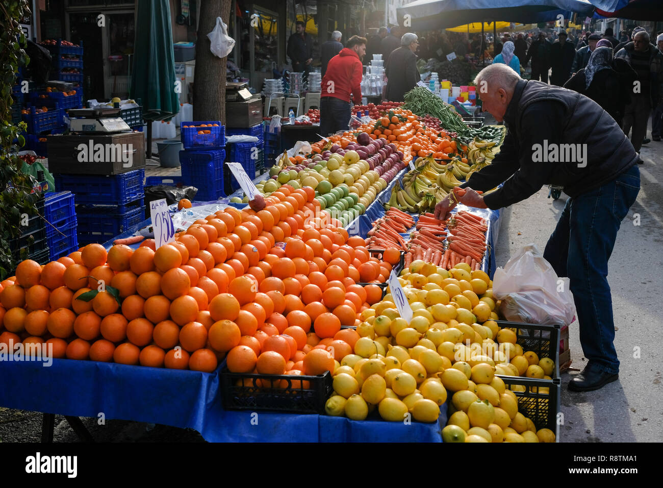 11.12.2018, Turkey, Tire: Market day in Tire in the turkish province ...