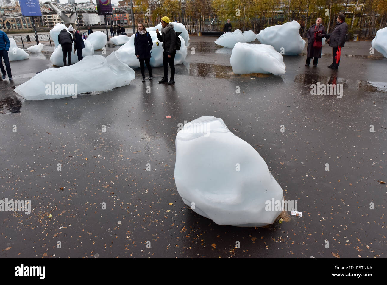 Tate Modern, London, UK. 18th Dec, 2018. 'Ice Watch', an ice block ...
