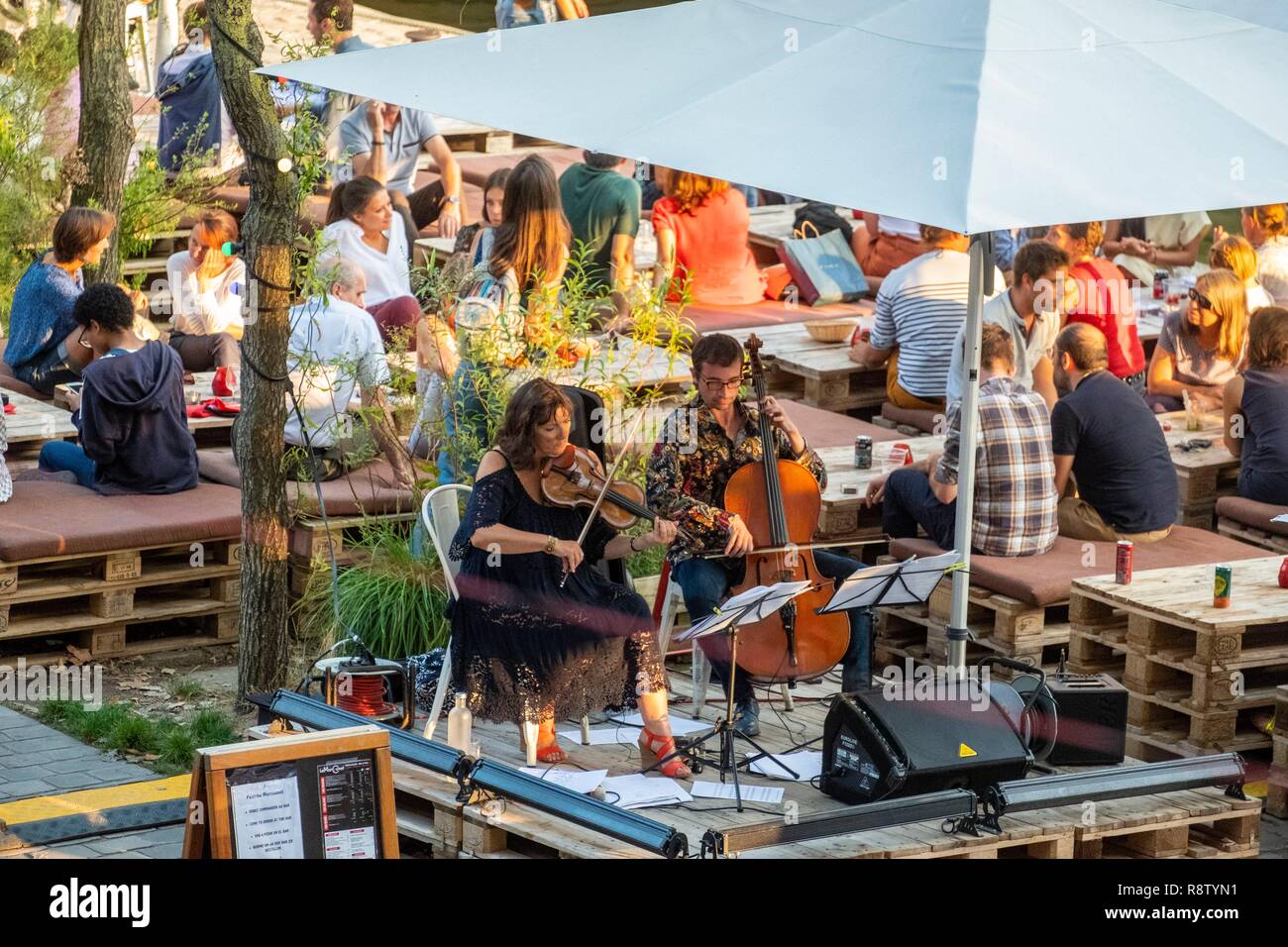 Cafe concert houseboat hi-res stock photography and images - Alamy