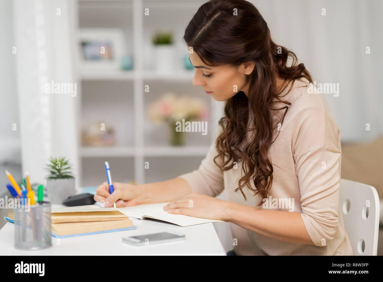 Female student learning home hi-res stock photography and images - Alamy