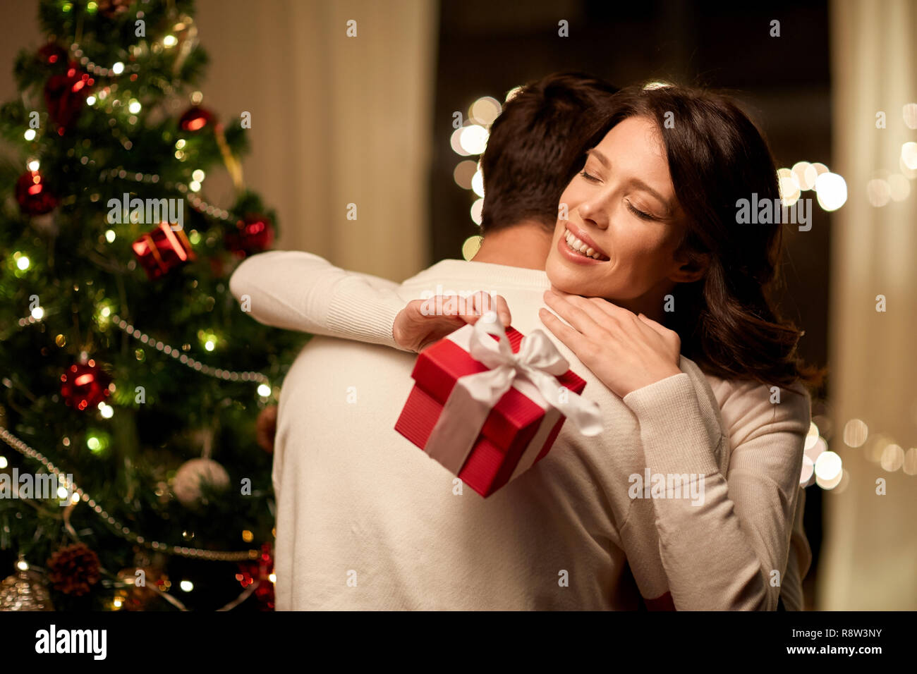 People hugging with gift hi-res stock photography and images - Alamy