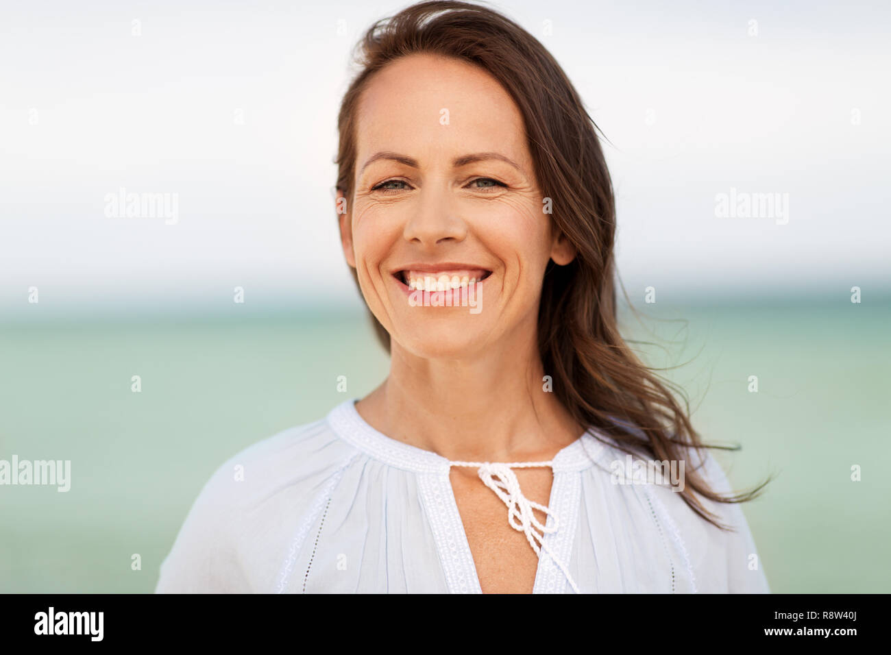 Smiling beach hi-res stock photography and images - Alamy