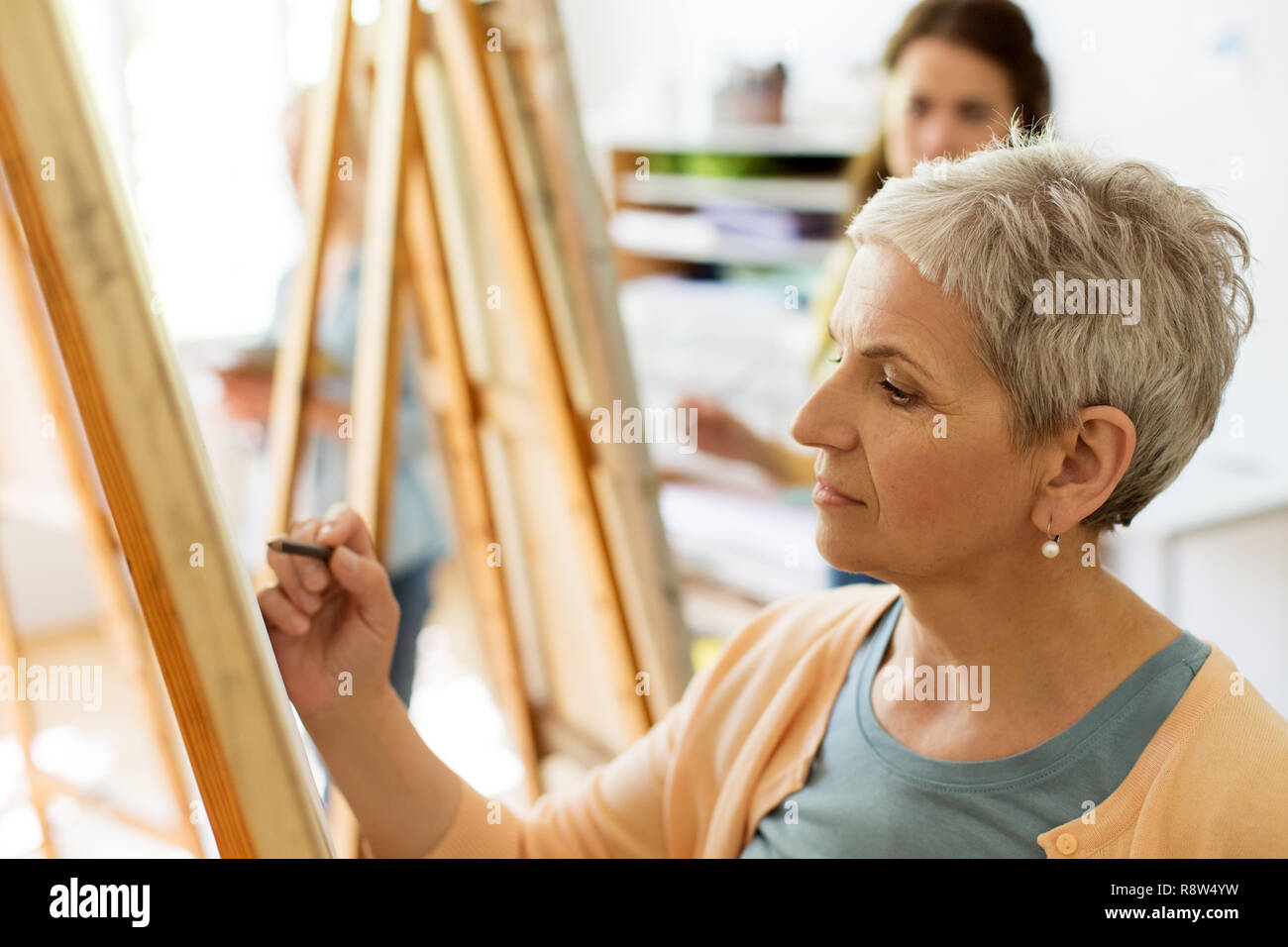 Drawing easel art hi-res stock photography and images - Alamy