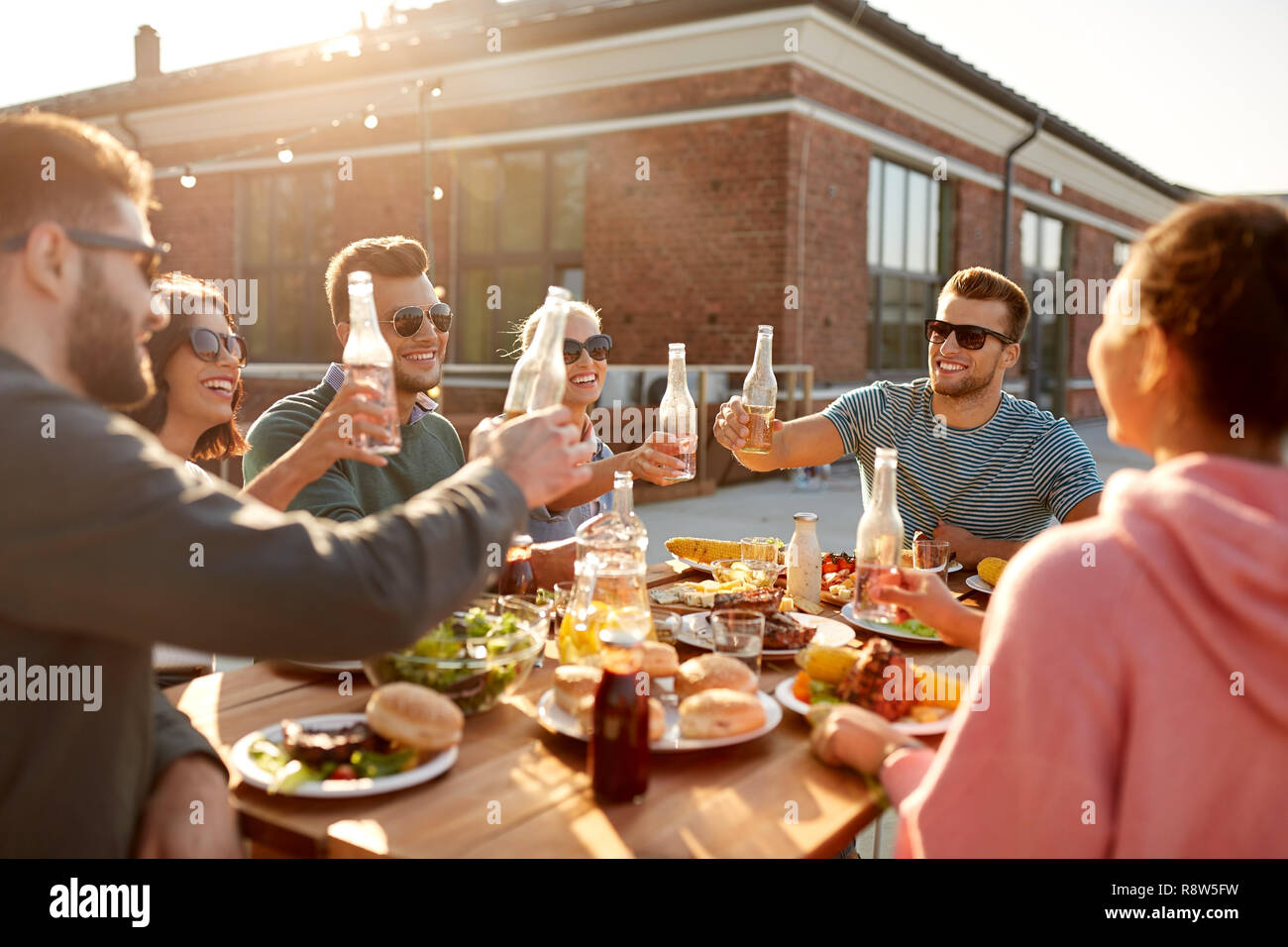 Toasting drinks hi-res stock photography and images - Alamy