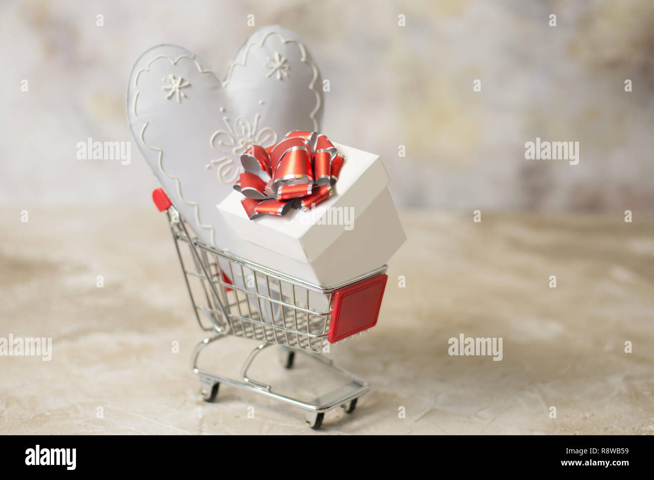 Shopping cart gift valentines day hi-res stock photography and images ...