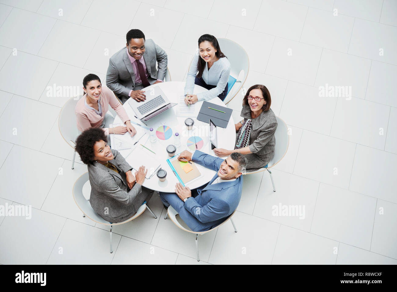 Group people sitting round table hi-res stock photography and images ...