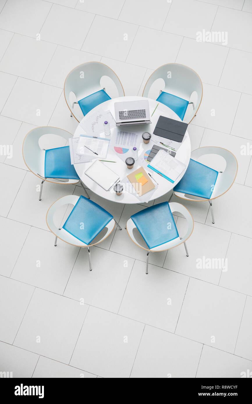 Round table laptop chair hi-res stock photography and images - Alamy