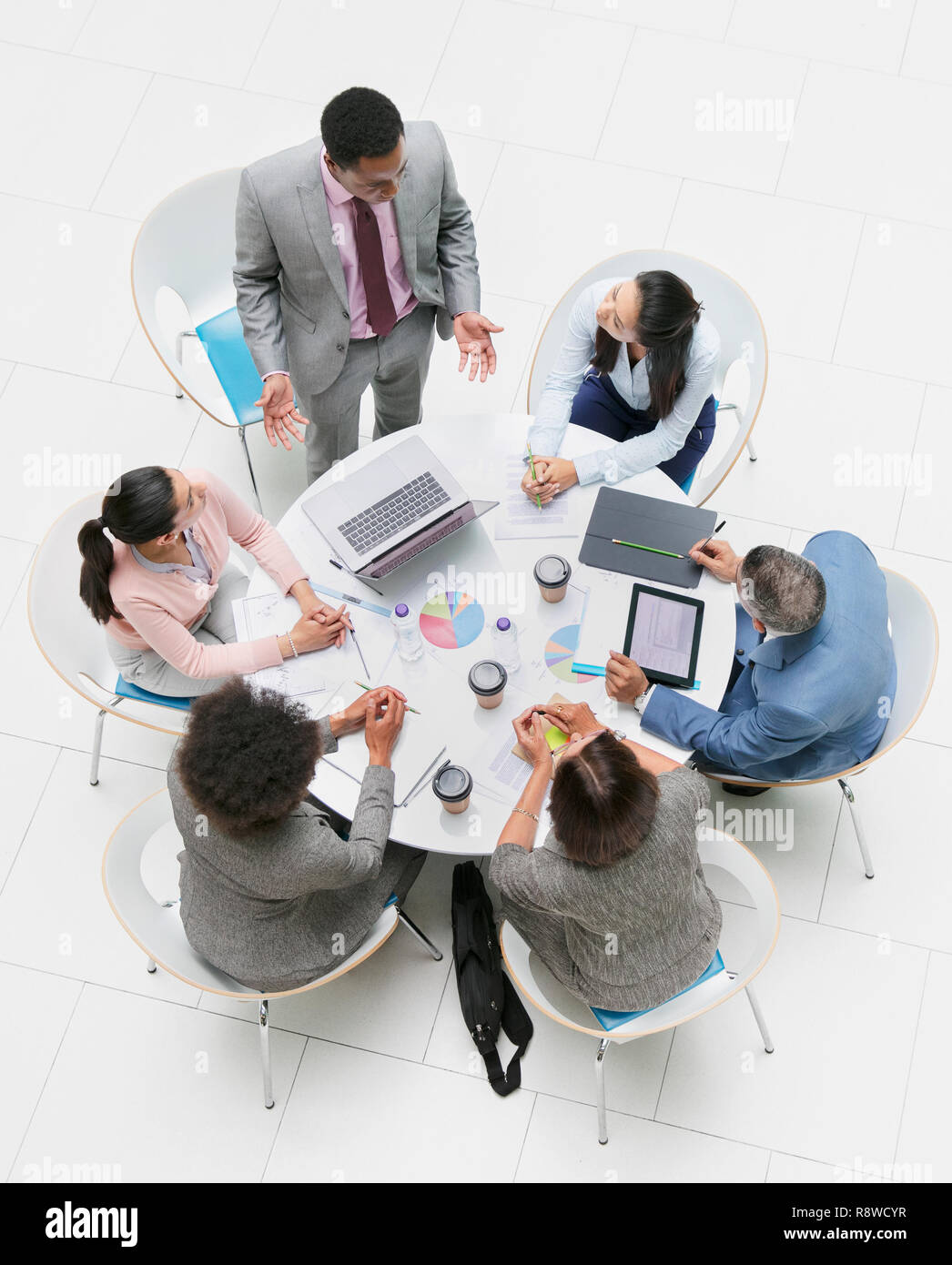 Businessman sitting round table hi-res stock photography and images - Alamy