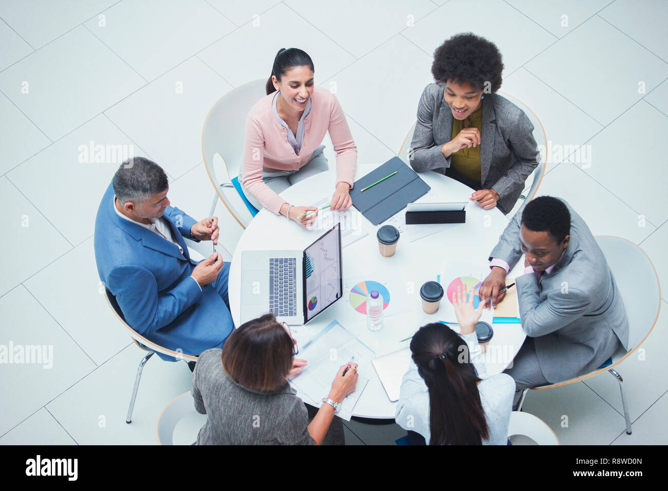 Group people sitting round table hi-res stock photography and images ...