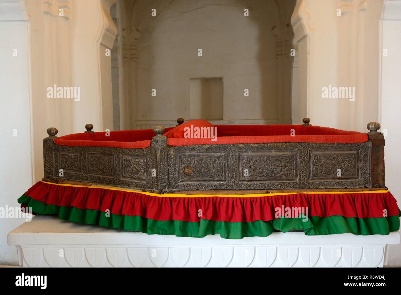 Silver elephant hi-res stock photography and images - Alamy