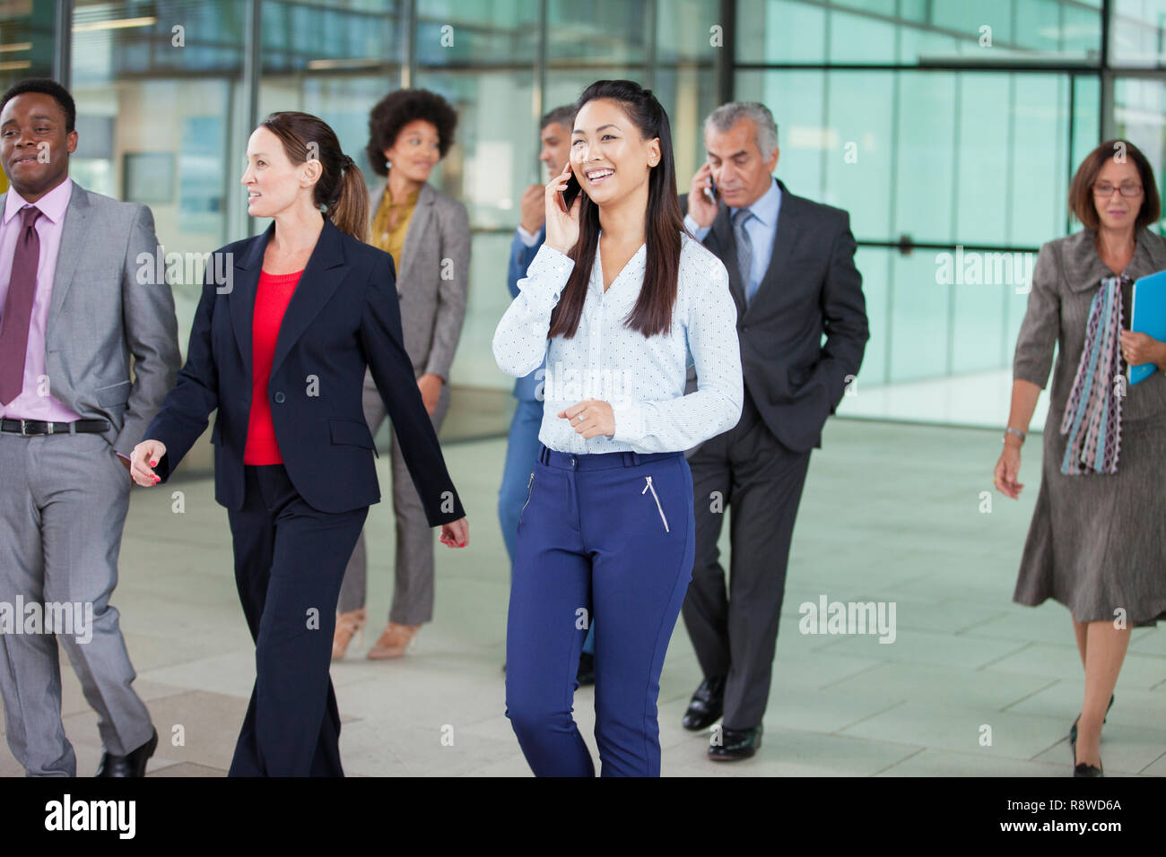 Walking with a cell phone hi-res stock photography and images - Alamy