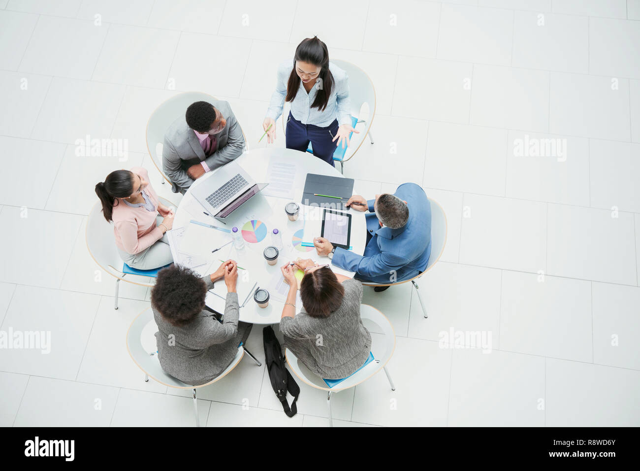 Group people sitting round table hi-res stock photography and images ...