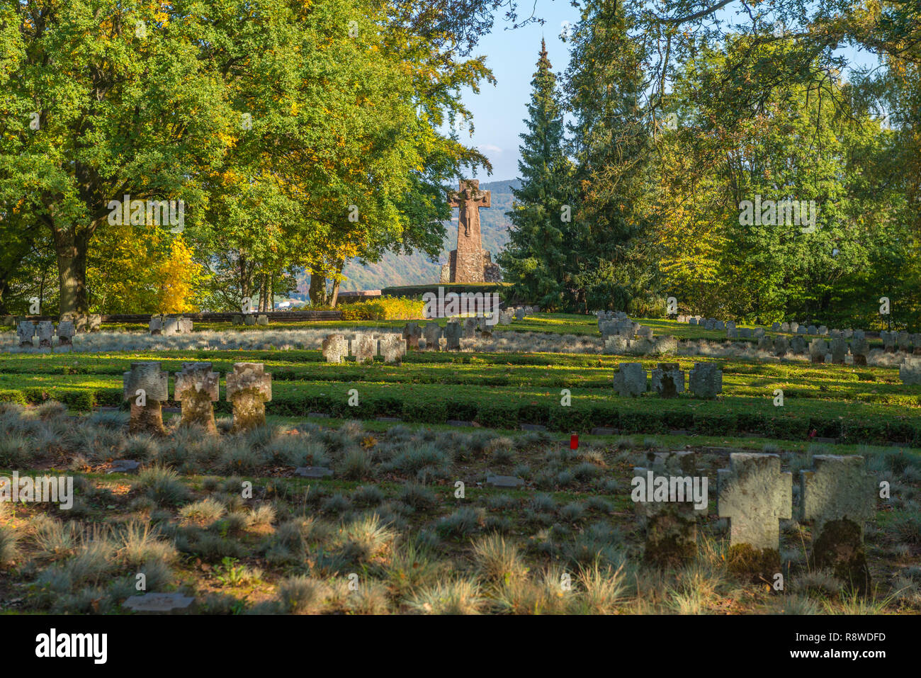 World war i and world war ii cemetery hi-res stock photography and ...