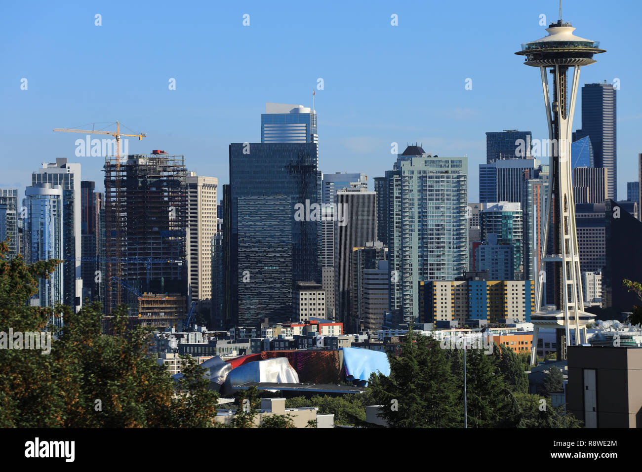 Seattle skyline tower mountain day hi-res stock photography and images ...