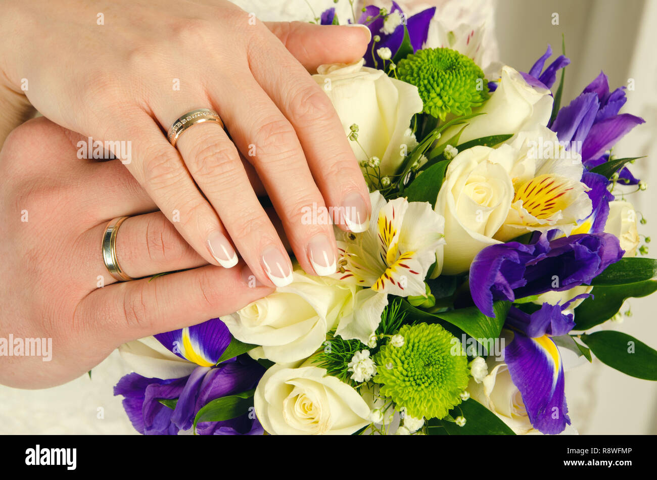 wedding hands with rings and bouquet Stock Photo - Alamy
