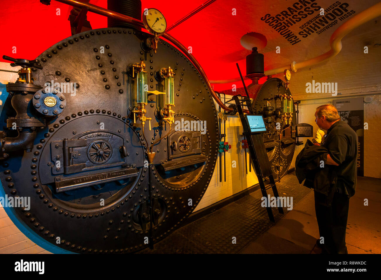 Tower bridge exhibitions glass floor hi-res stock photography and ...