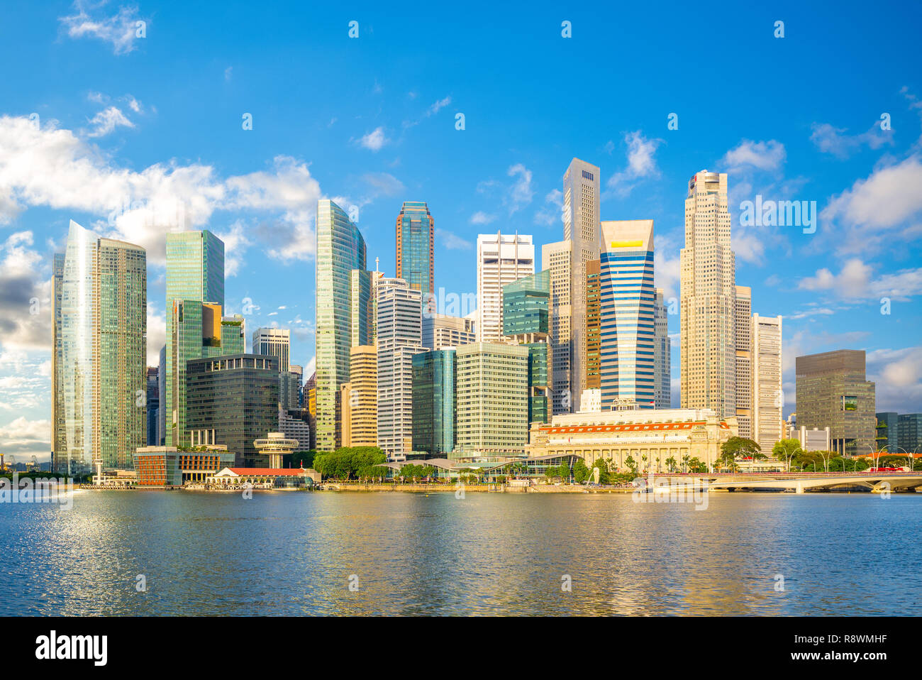 skyline of singapore by the marina bay Stock Photo - Alamy