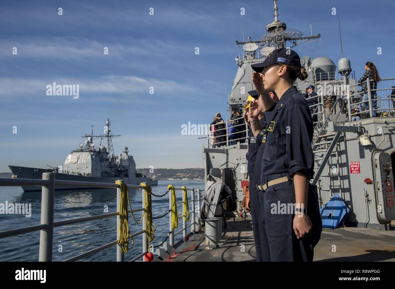 Uss lake eerie cg 70 hi-res stock photography and images - Alamy