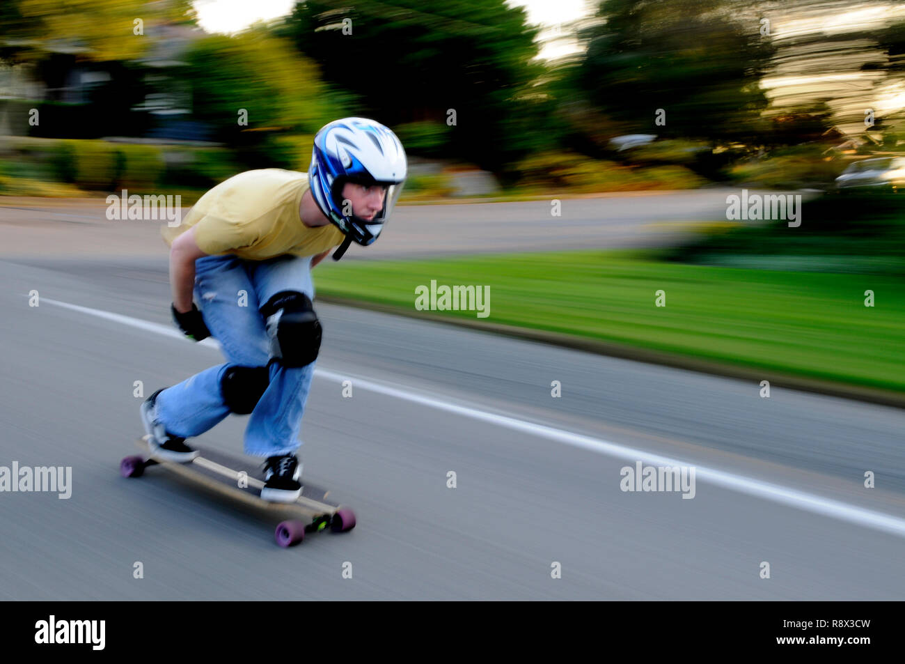 WA03547-00....WASHINGTON - Skateboader Hunter Burke in Edmonds Stock ...