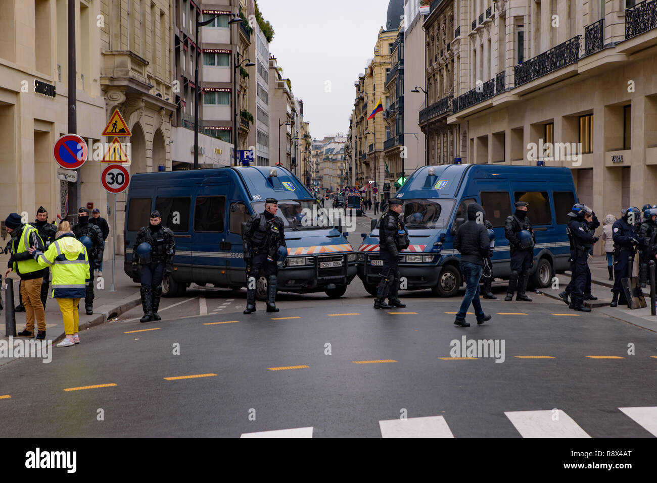 Police blocked hi-res stock photography and images - Alamy