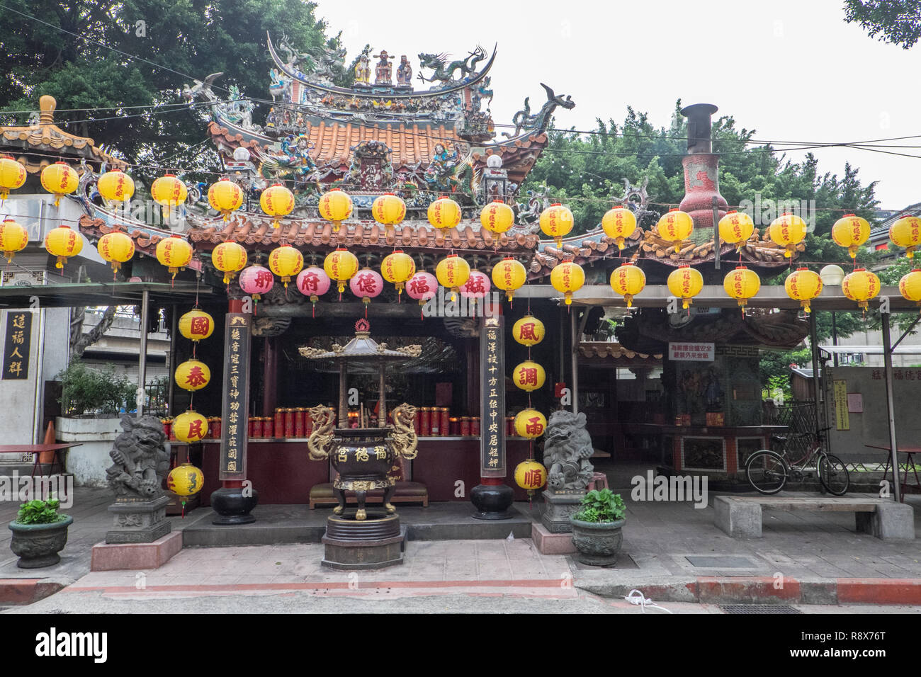 Small chinese temple hi-res stock photography and images - Alamy