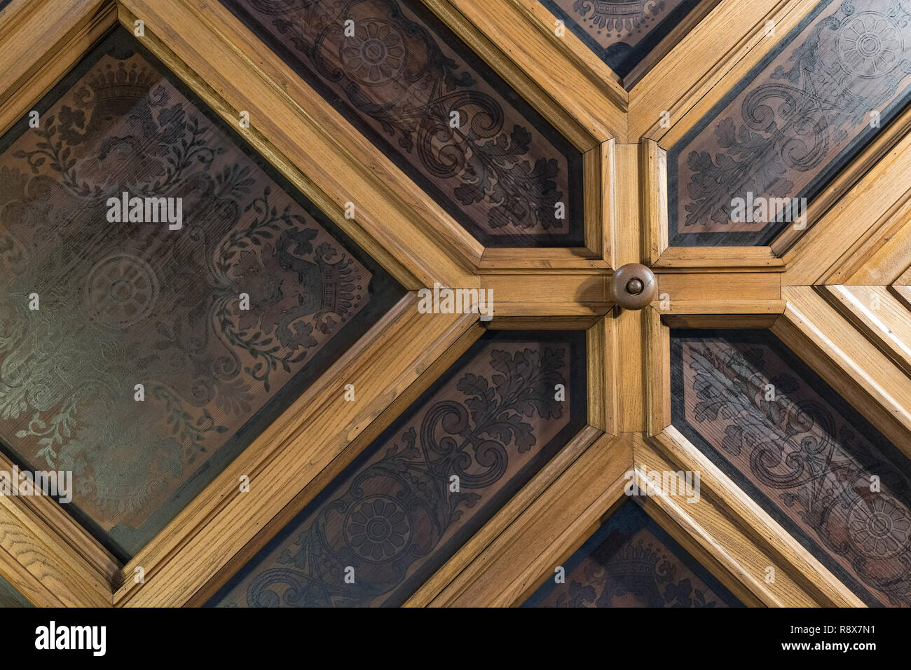 Interesting diamond shape wood pattern on a ceiling Stock Photo - Alamy