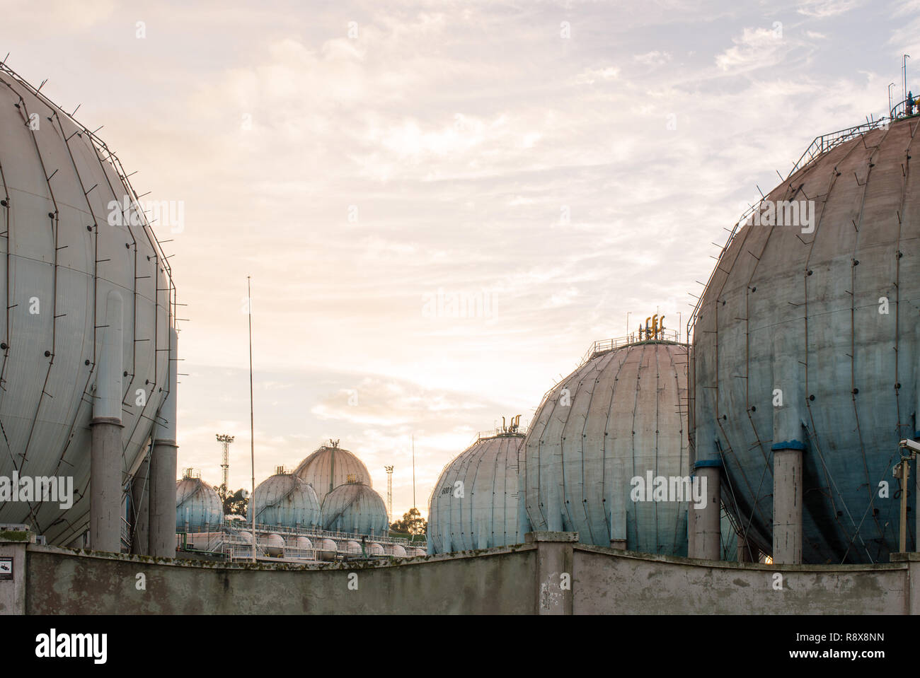 Refinery tank pipe hi-res stock photography and images - Alamy
