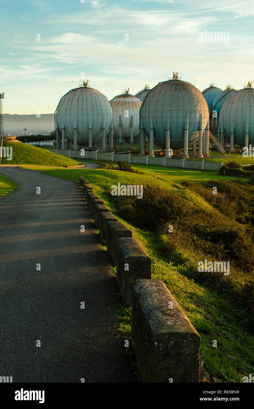 Refinery tank pipe hi-res stock photography and images - Alamy