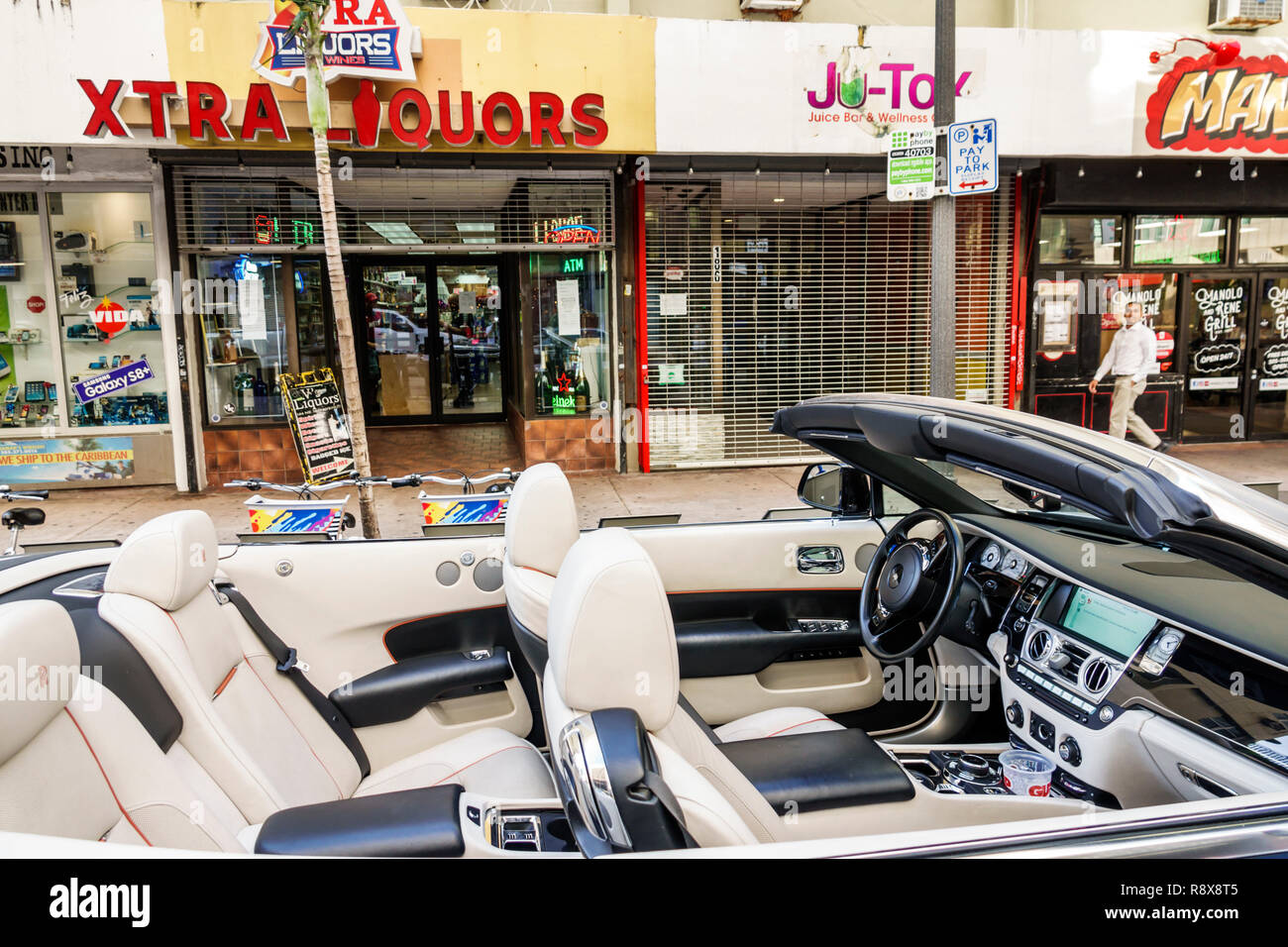 Parked outside liquor store hi-res stock photography and images - Alamy