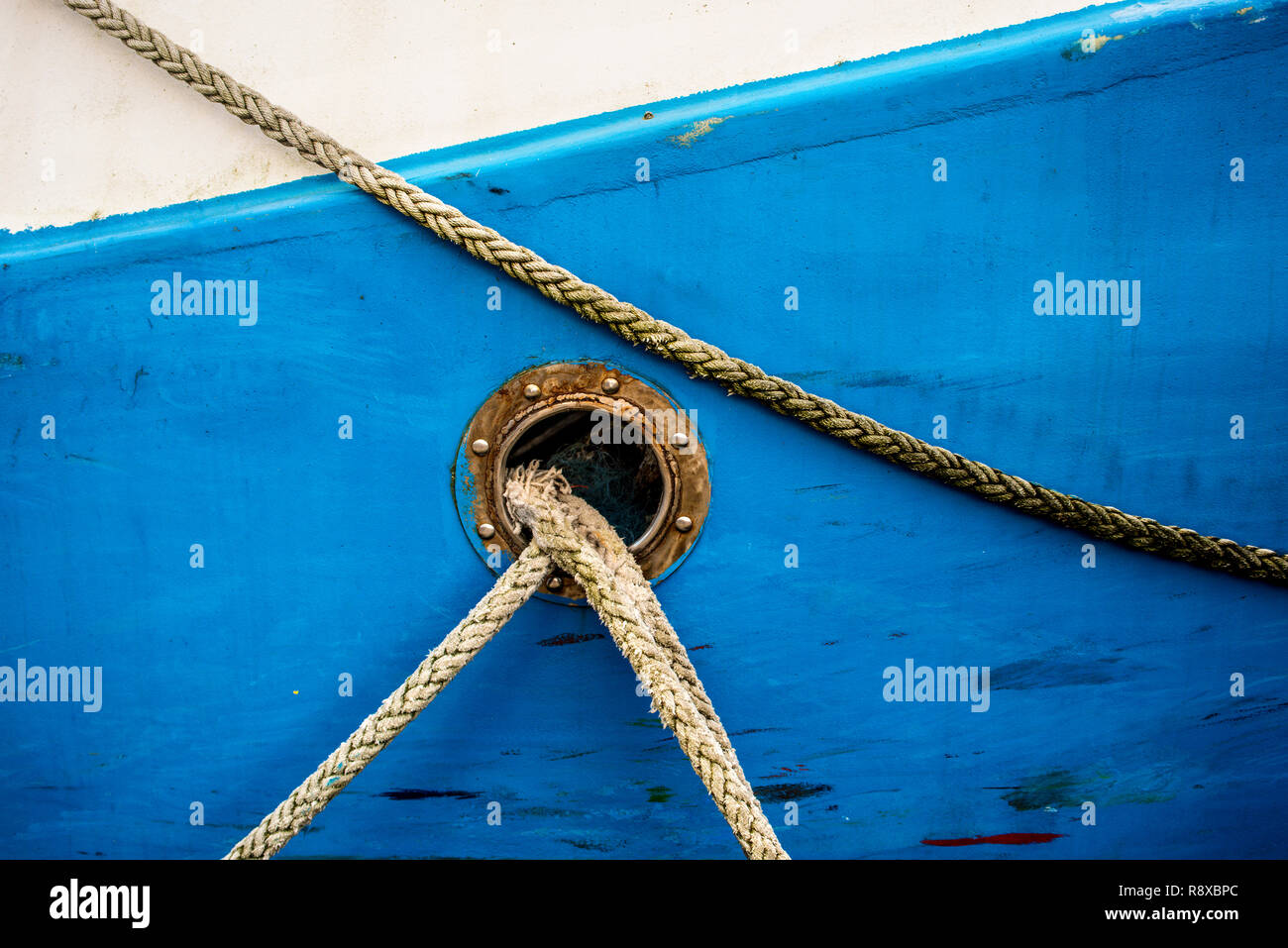 bulwark with mooring lines of a trawler Stock Photo - Alamy