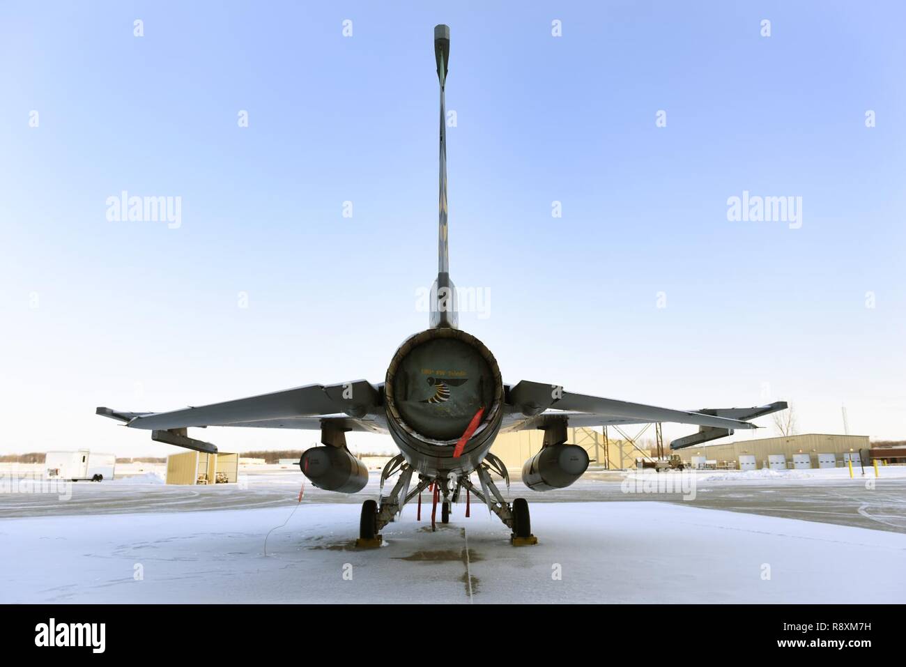 An F-16 Fighting Falcon from the 180th Fighter Wing Ohio Air National ...