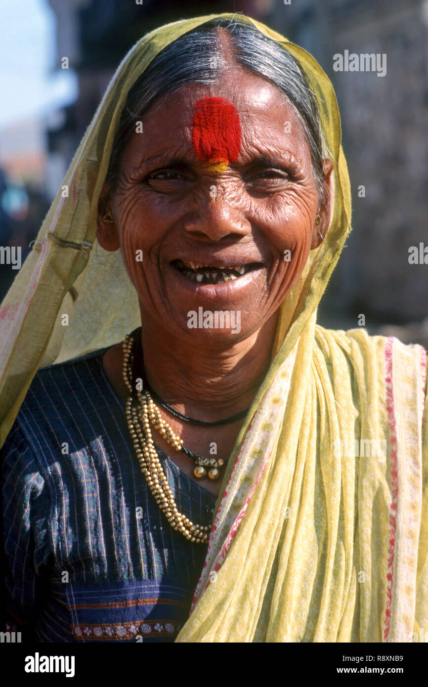 Rural indian woman face covered hi-res stock photography and images - Alamy