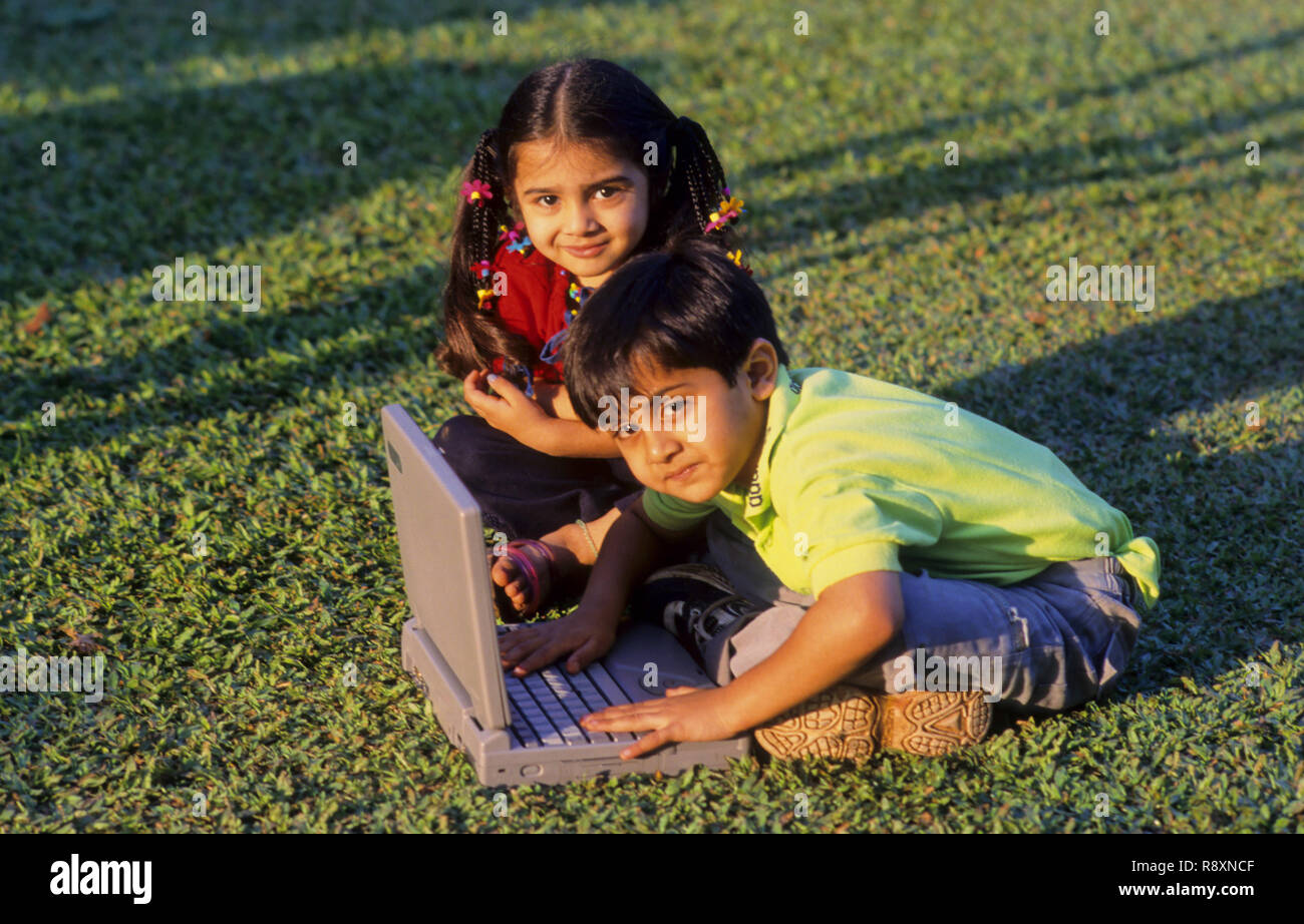 India children computers hi-res stock photography and images - Alamy
