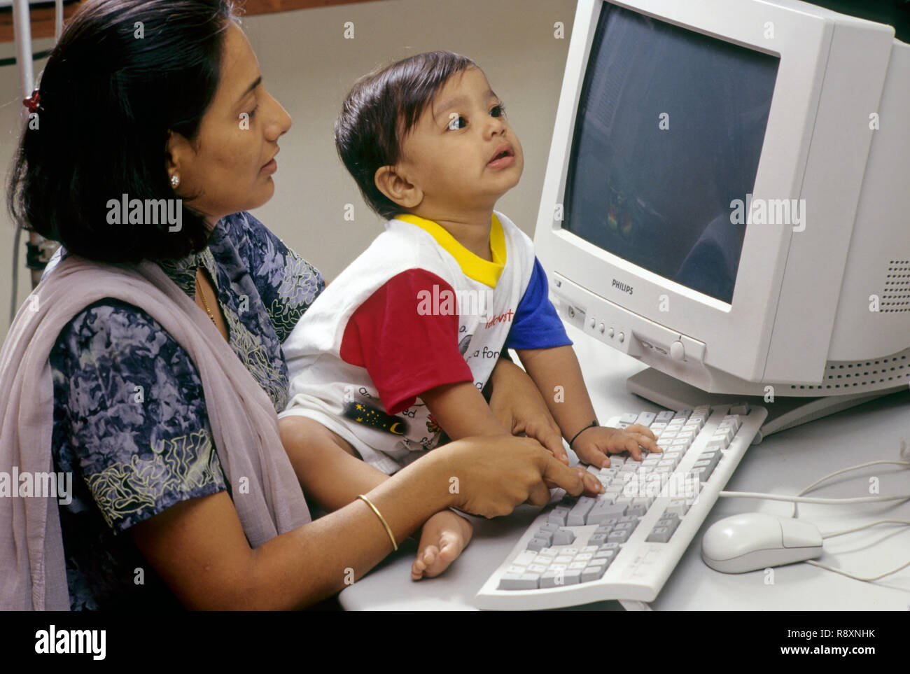 Women learning computer india hi-res stock photography and images - Alamy