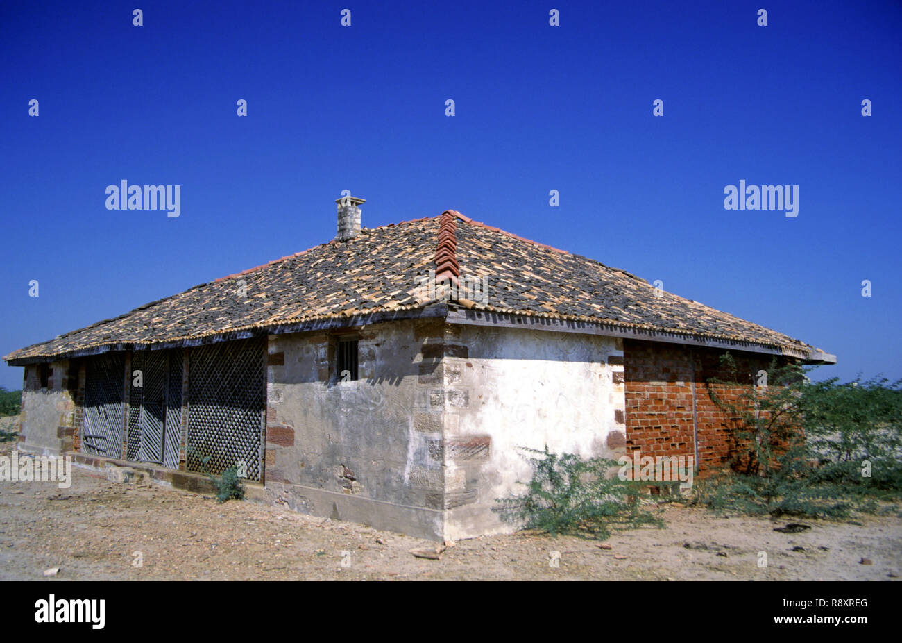 Old British Rest House, Jhinjhuwada, Gujarat, India Stock Photo - Alamy