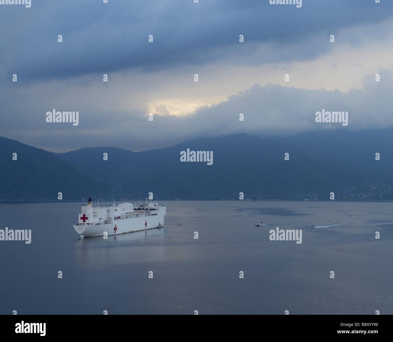 Us navy hospital ship comfort team hi-res stock photography and images ...