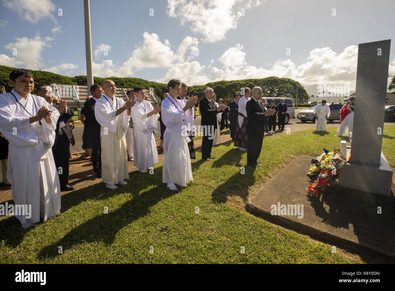 Members of the Japanese Religious Committee for World Federation pray ...