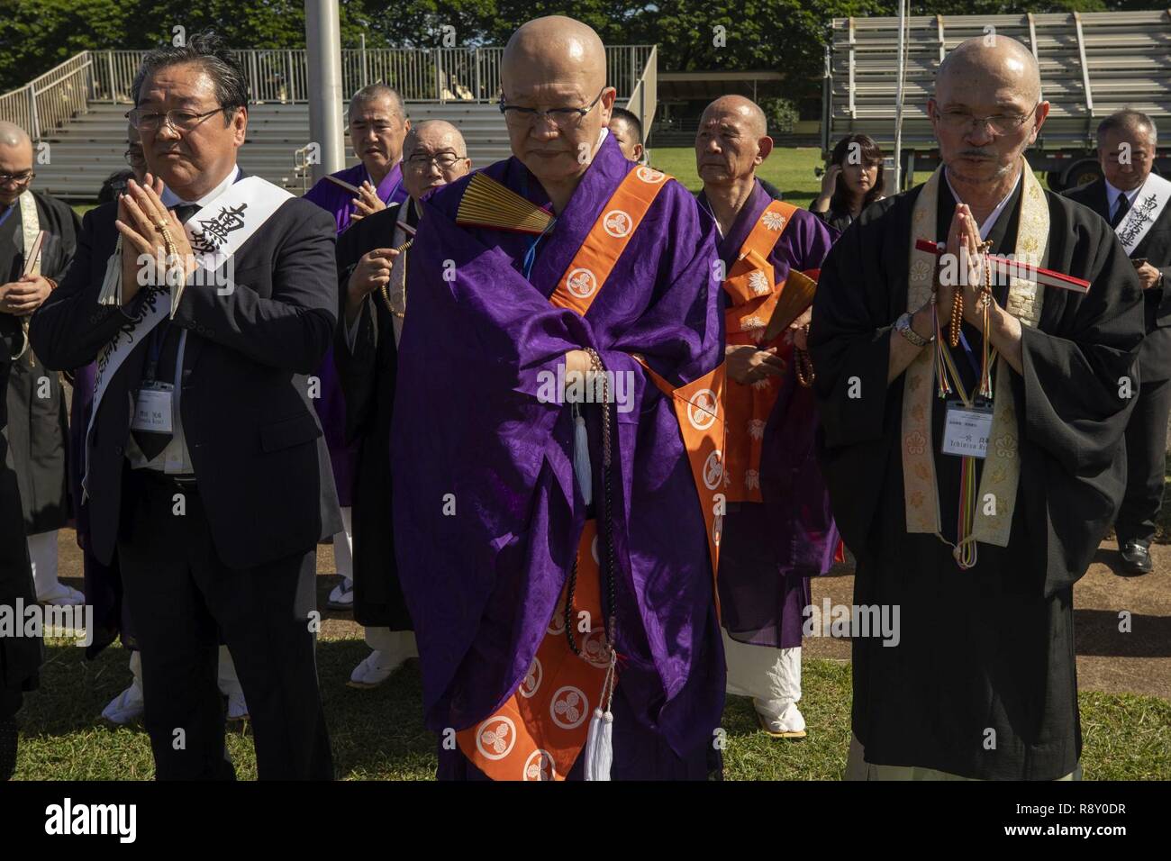 Members of the Japanese Religious Committee for World Federation pray ...