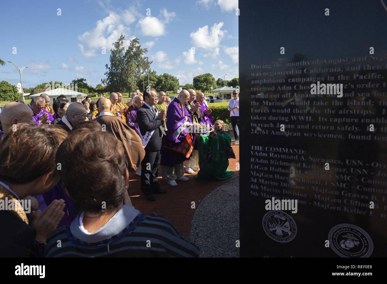 Members of the Japanese Religious Committee for World Federation pray ...
