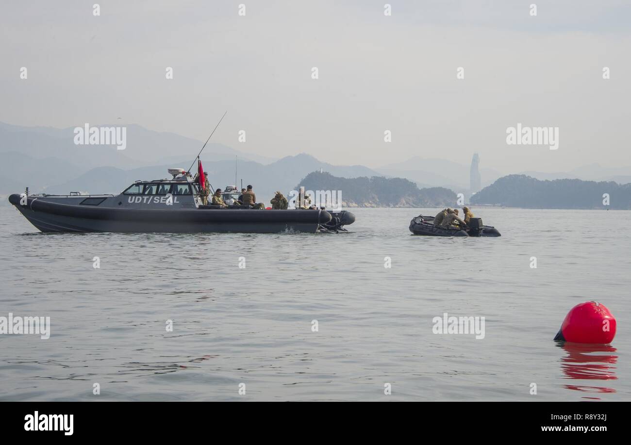 Eod mobile unit 5 platoon 501 hi-res stock photography and images - Alamy
