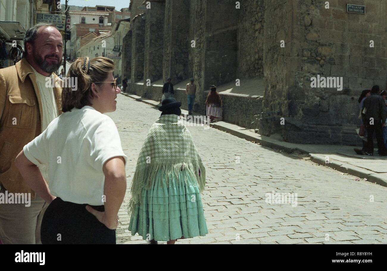 A MAN AND A WOMAN OBSERVING A BUILDING Stock Photo - Alamy