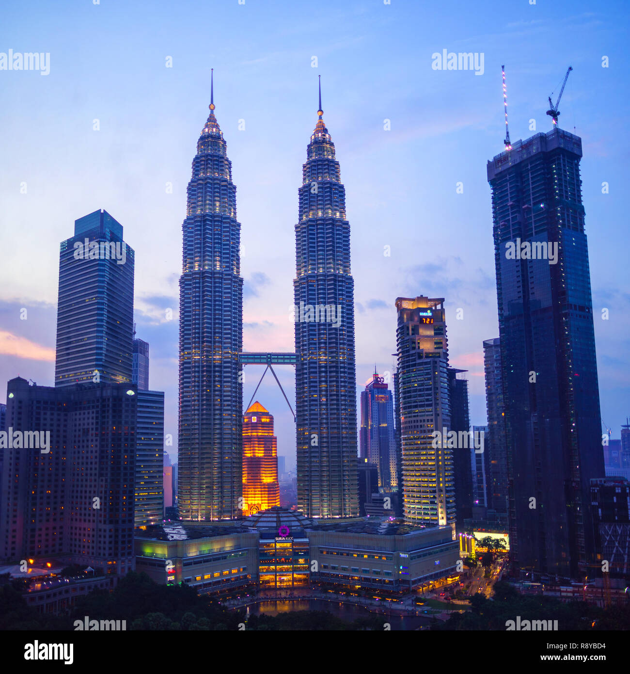 Kuala Lumpur, MALAYSIA - March 26, 2015: Petronas Twin Towers (fondly ...
