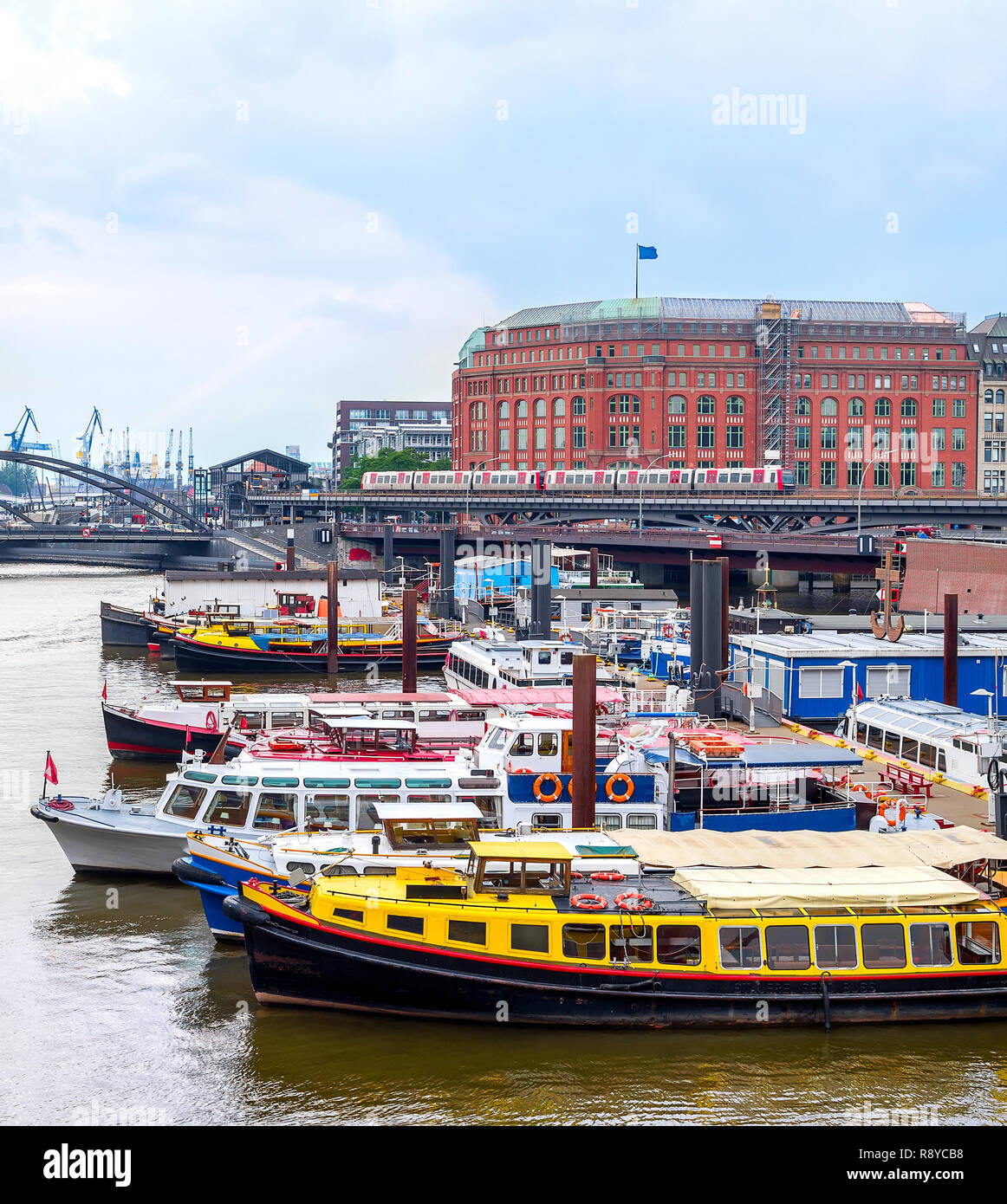 Harbor and shipyard on elbe river hi-res stock photography and images ...