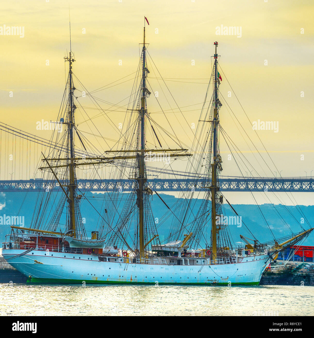 Shipping vessels sunset hi-res stock photography and images - Alamy