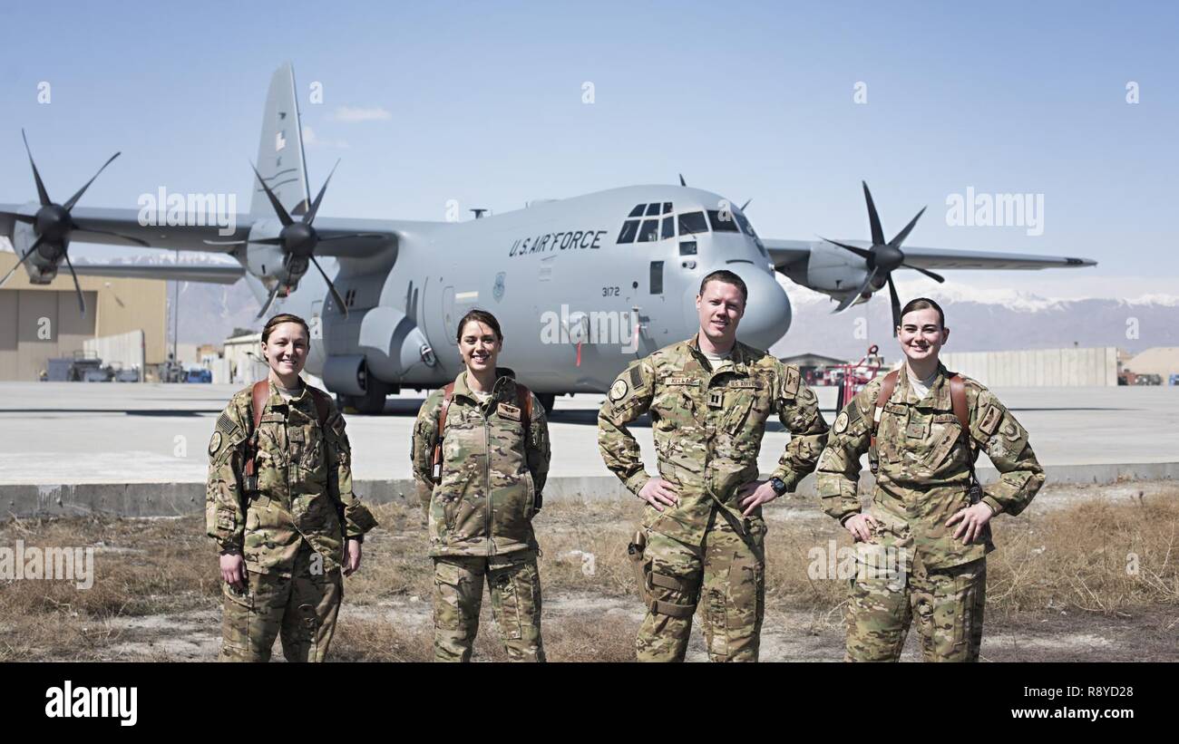 774th expeditionary airlift squadron pilots hi-res stock photography ...