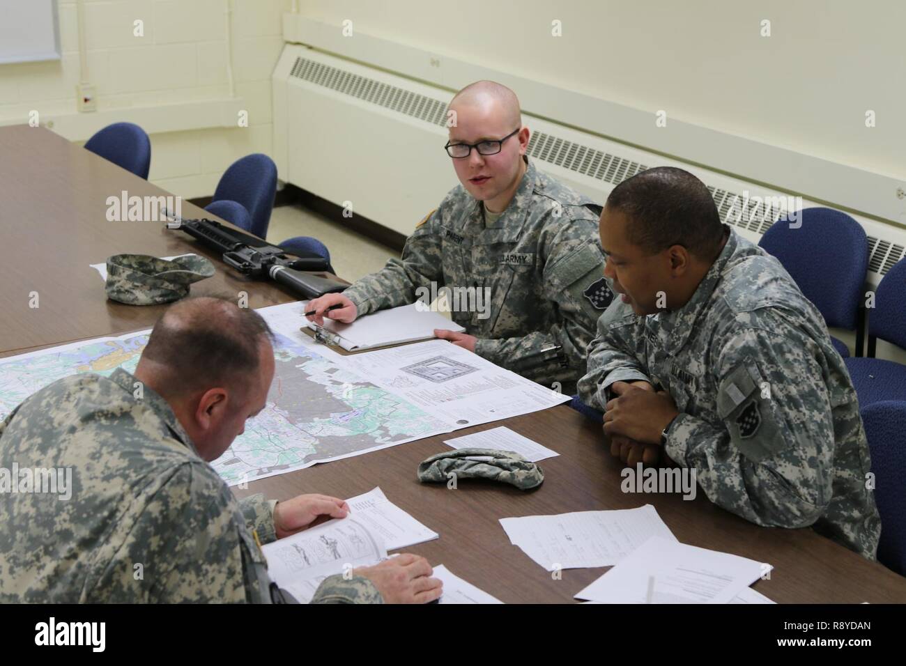 Soldier reading a map hi-res stock photography and images - Alamy